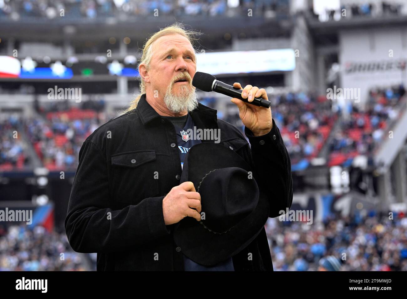 Trace Adkins sings the national anthem before an NFL football game ...