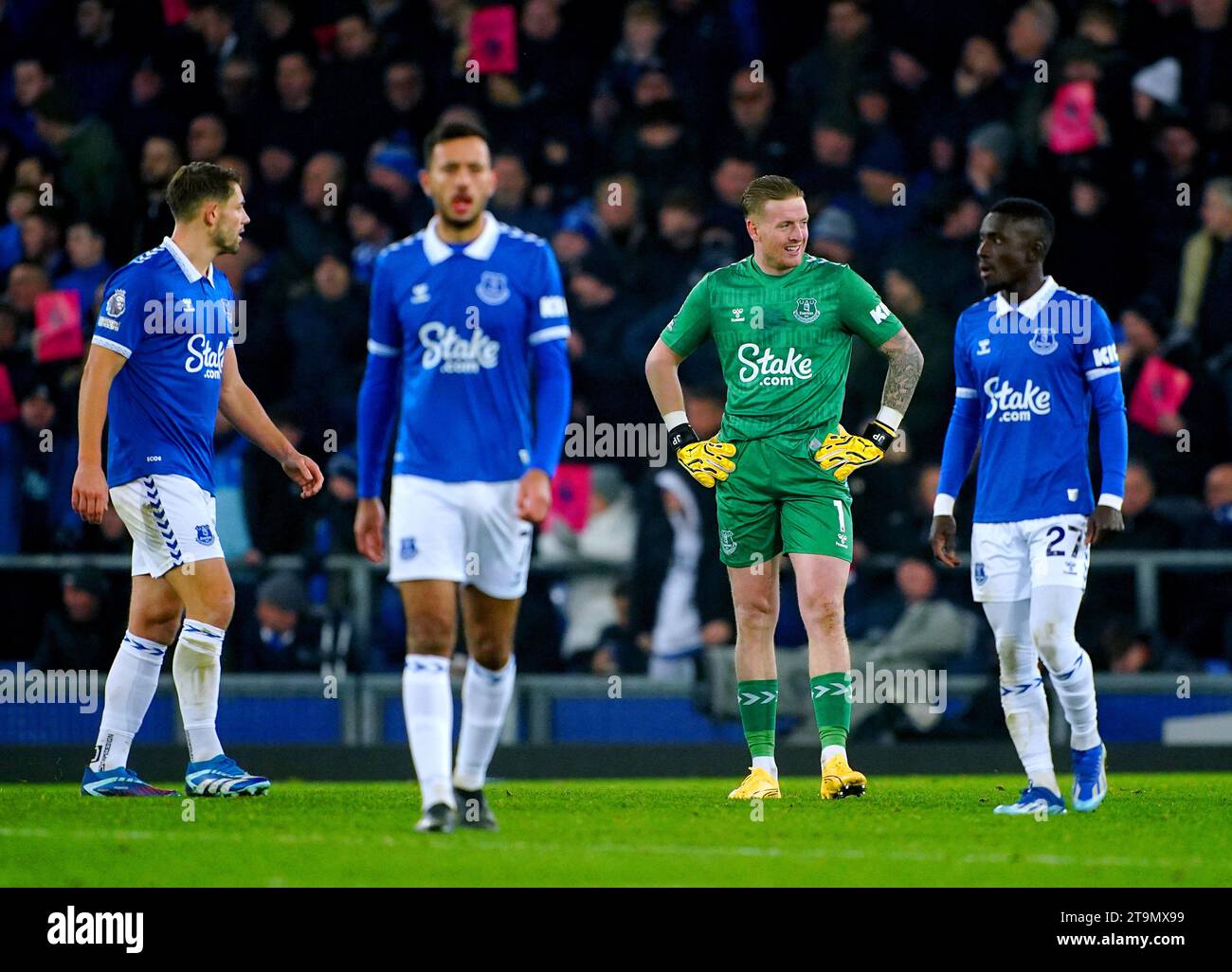 Everton goalkeeper Jordan Pickford (centre right) appears dejected ...