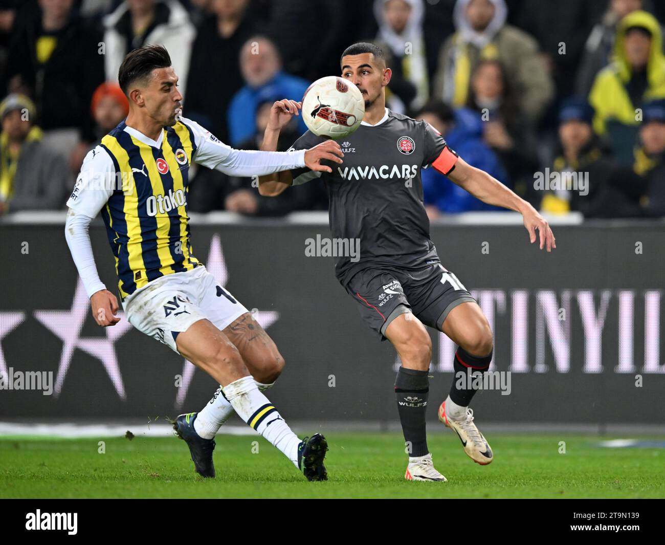 ISTANBUL - (l-r) Irfan Can Kahveci of Fenerbahce SK, Munir Mercan of Vavacars Fatih Karagumguk ...
