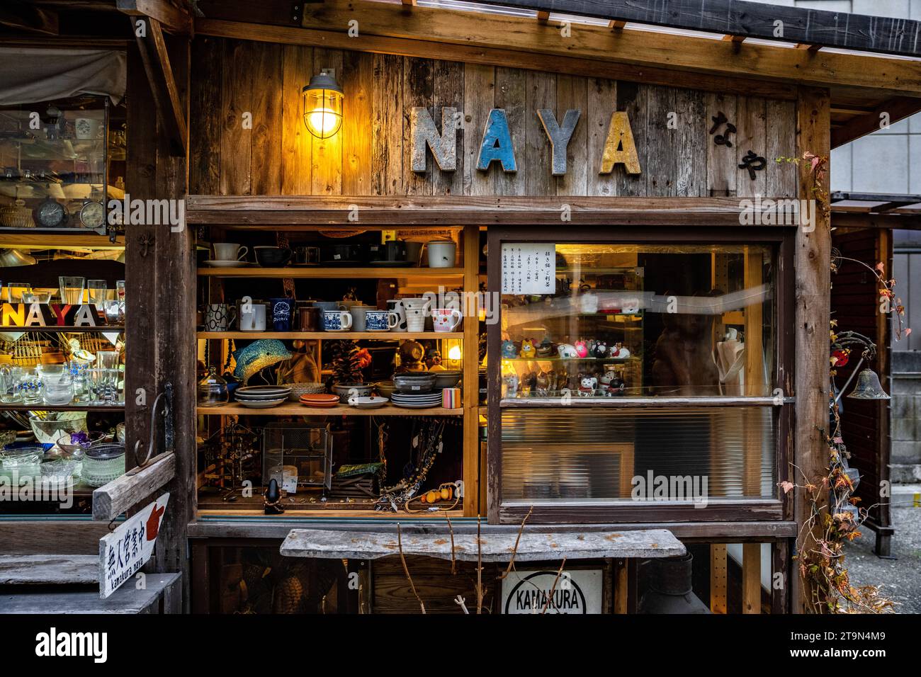 Vintage shop fronts hi-res stock photography and images - Alamy