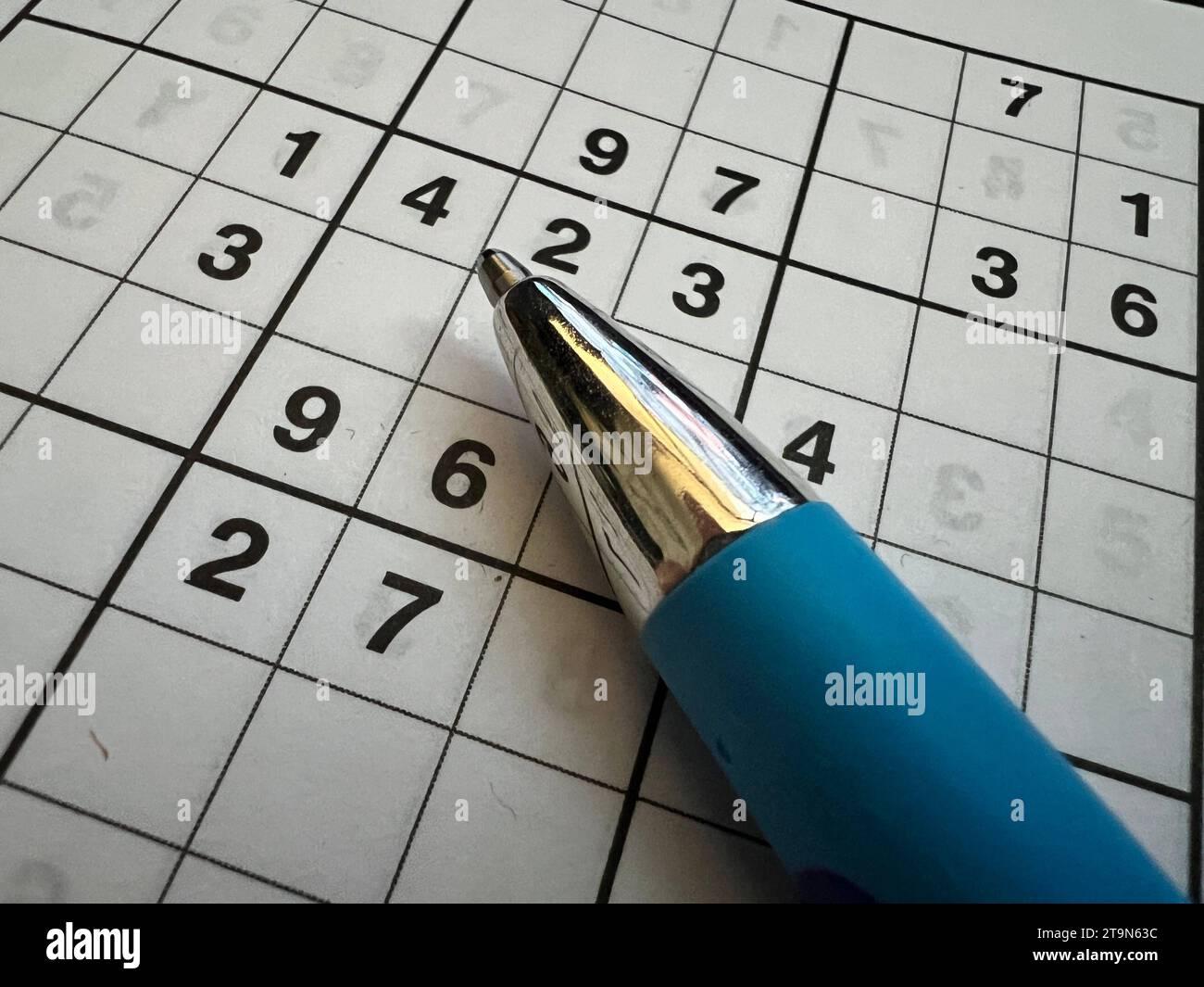 Sudoku spielen Nahaufnahme *** Playing Sudoku close-up Copyright ...