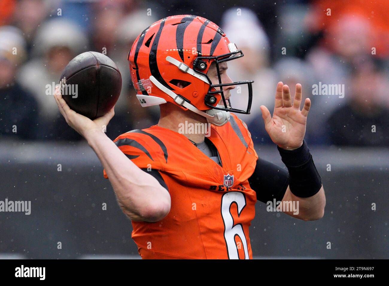 Cincinnati Bengals quarterback Jake Browning (6) throws a pass during ...