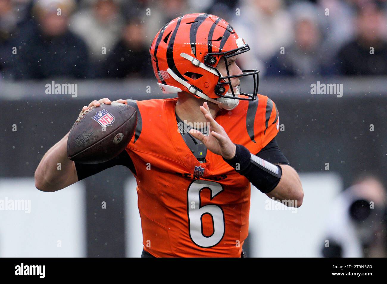 Cincinnati Bengals quarterback Jake Browning (6) throws a pass during ...