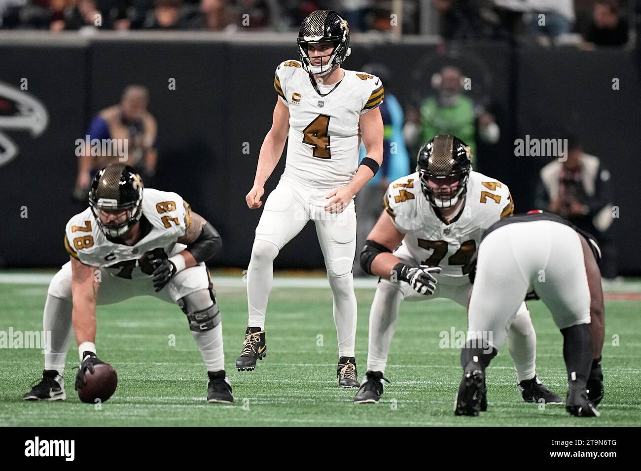 New Orleans Saints quarterback Derek Carr (4) works from the lione of ...
