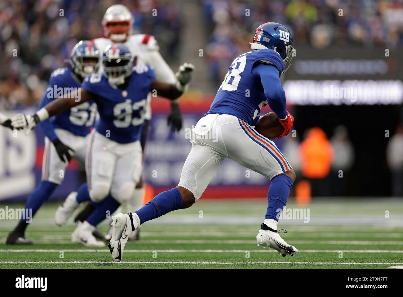 New York Giants linebacker Bobby Okereke (58) runs back an ...