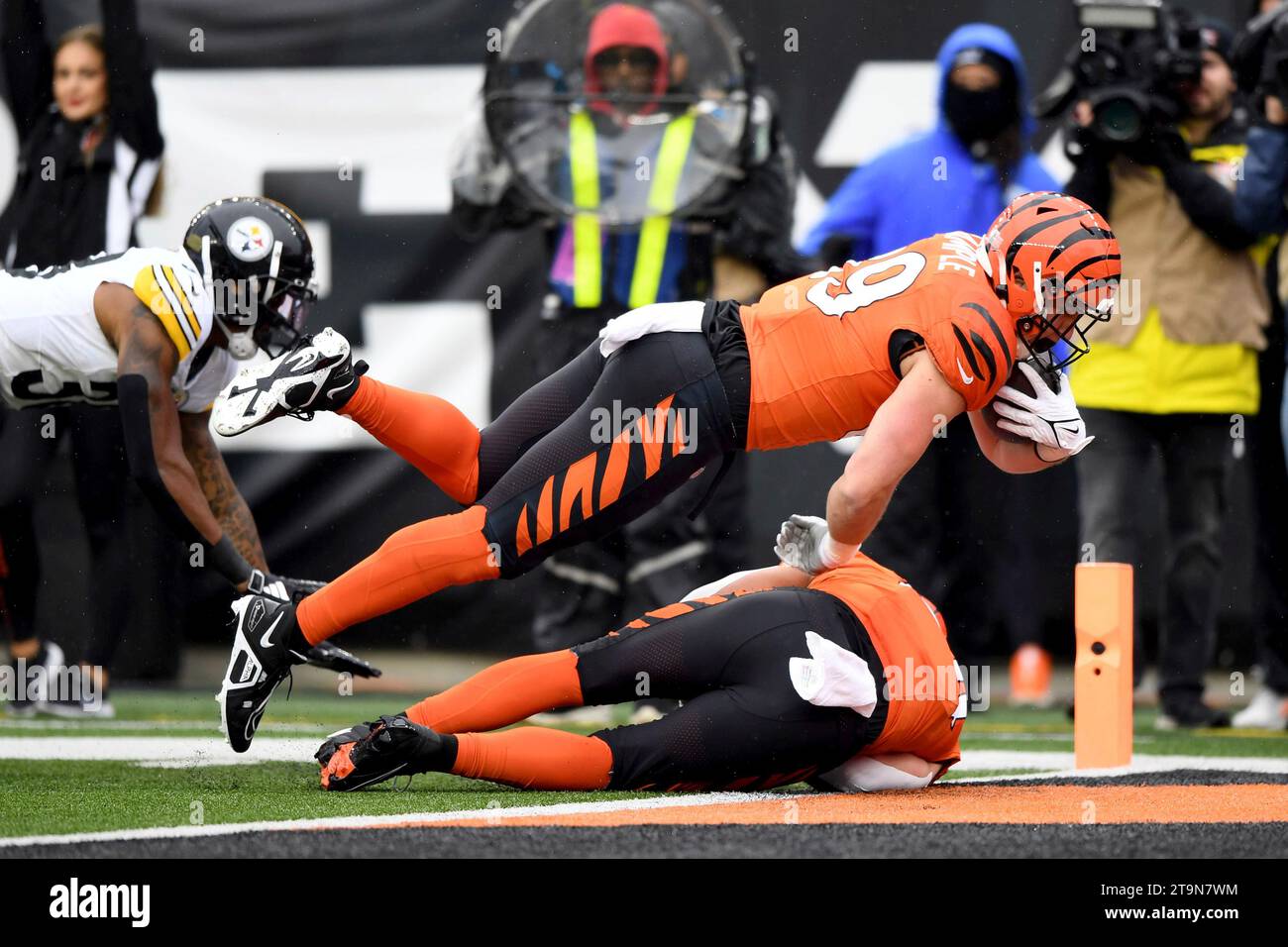 Cincinnati Bengals tight end Drew Sample (89) dives into the end zone ...