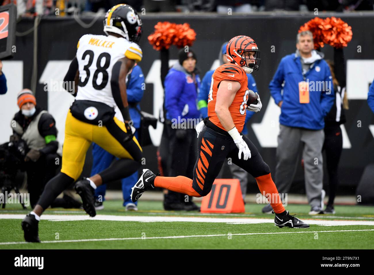 Cincinnati Bengals tight end Drew Sample (89) carries the ball against ...