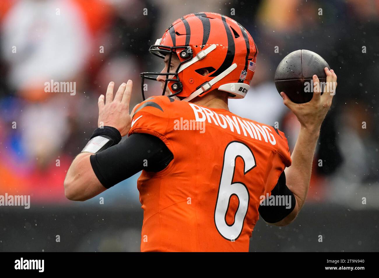 Cincinnati Bengals quarterback Jake Browning (6) throws a pass during ...