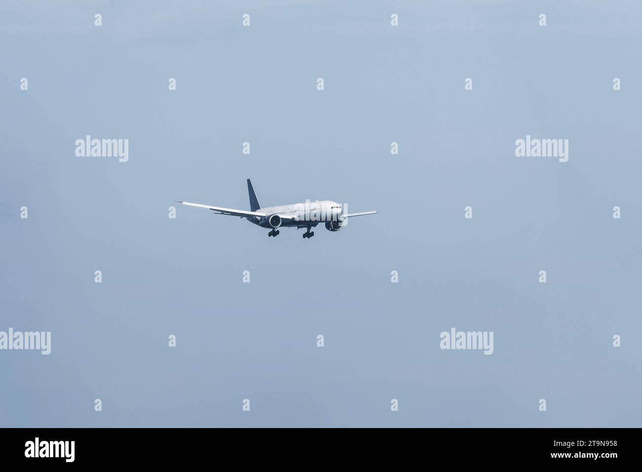 Airplane in flight side view hi-res stock photography and images - Alamy
