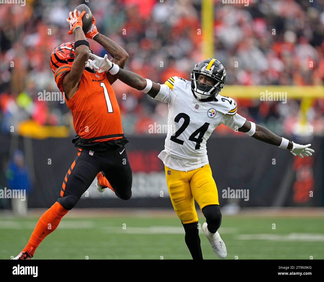 Cincinnati Bengals wide receiver Ja'Marr Chase (1) catches a pass from ...
