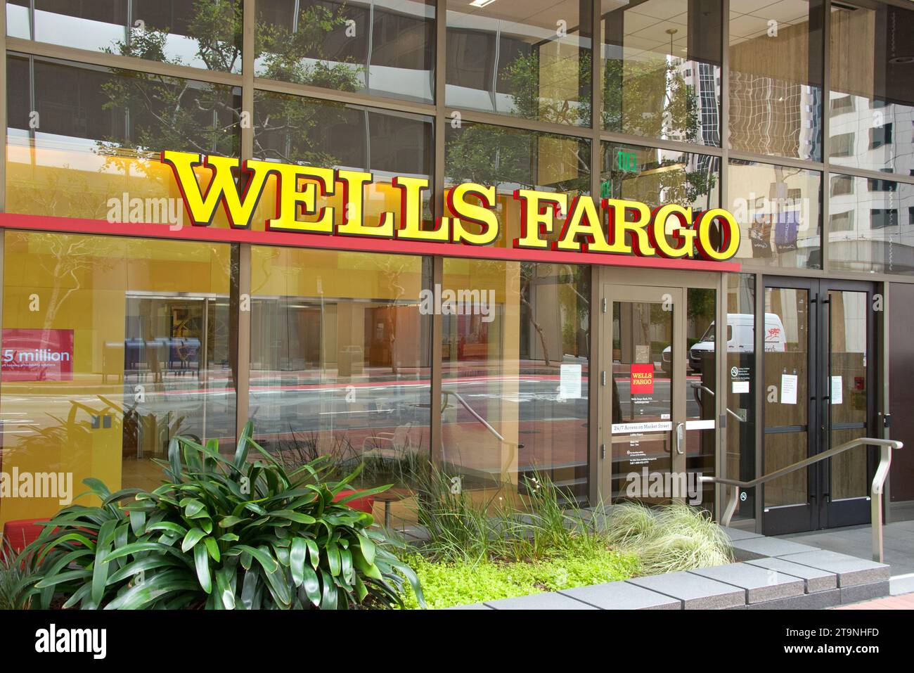 Wells fargo sign hi-res stock photography and images - Alamy