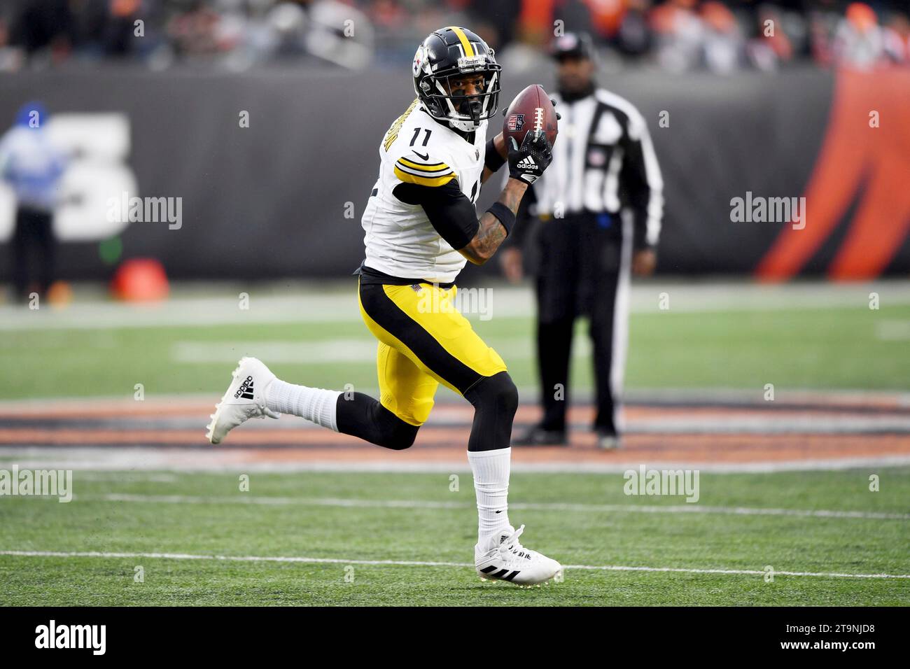 Pittsburgh Steelers wide receiver Allen Robinson II (11) carries the ...
