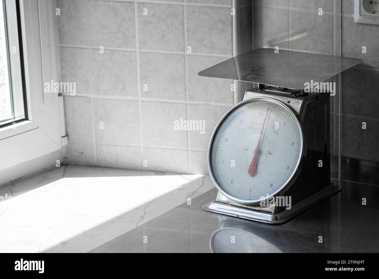 Cooking scale, useful for weighing food or other edible things. Metal ...