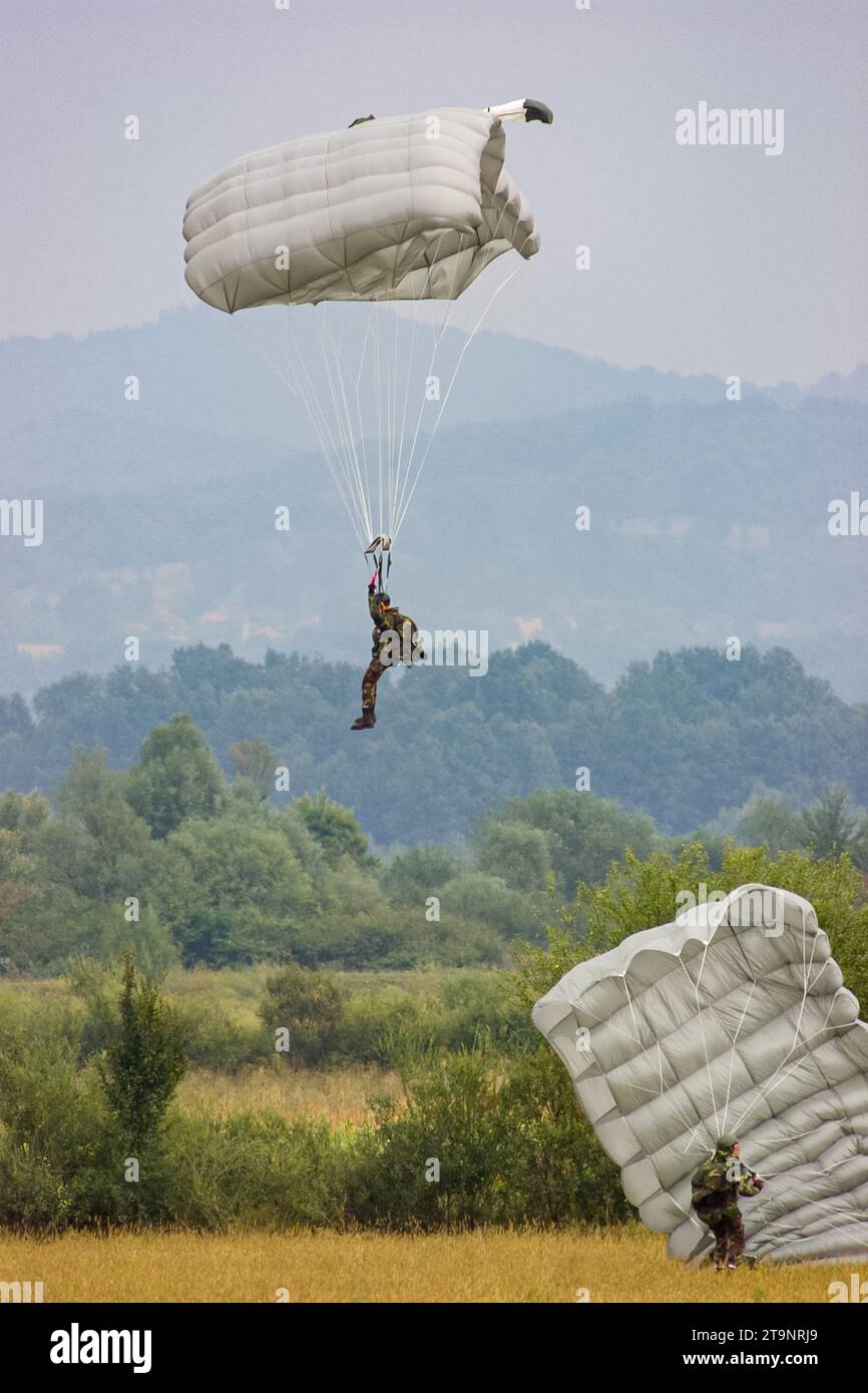 Soldiers from the Italian 186th Parachute Regiment parachute drop ...