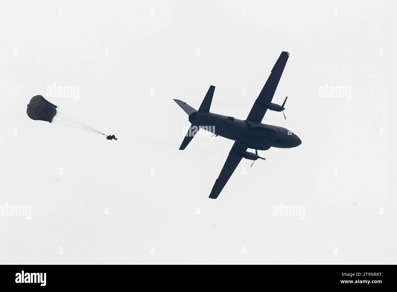 Soldiers from the Italian 186th Parachute Regiment parachute drop ...