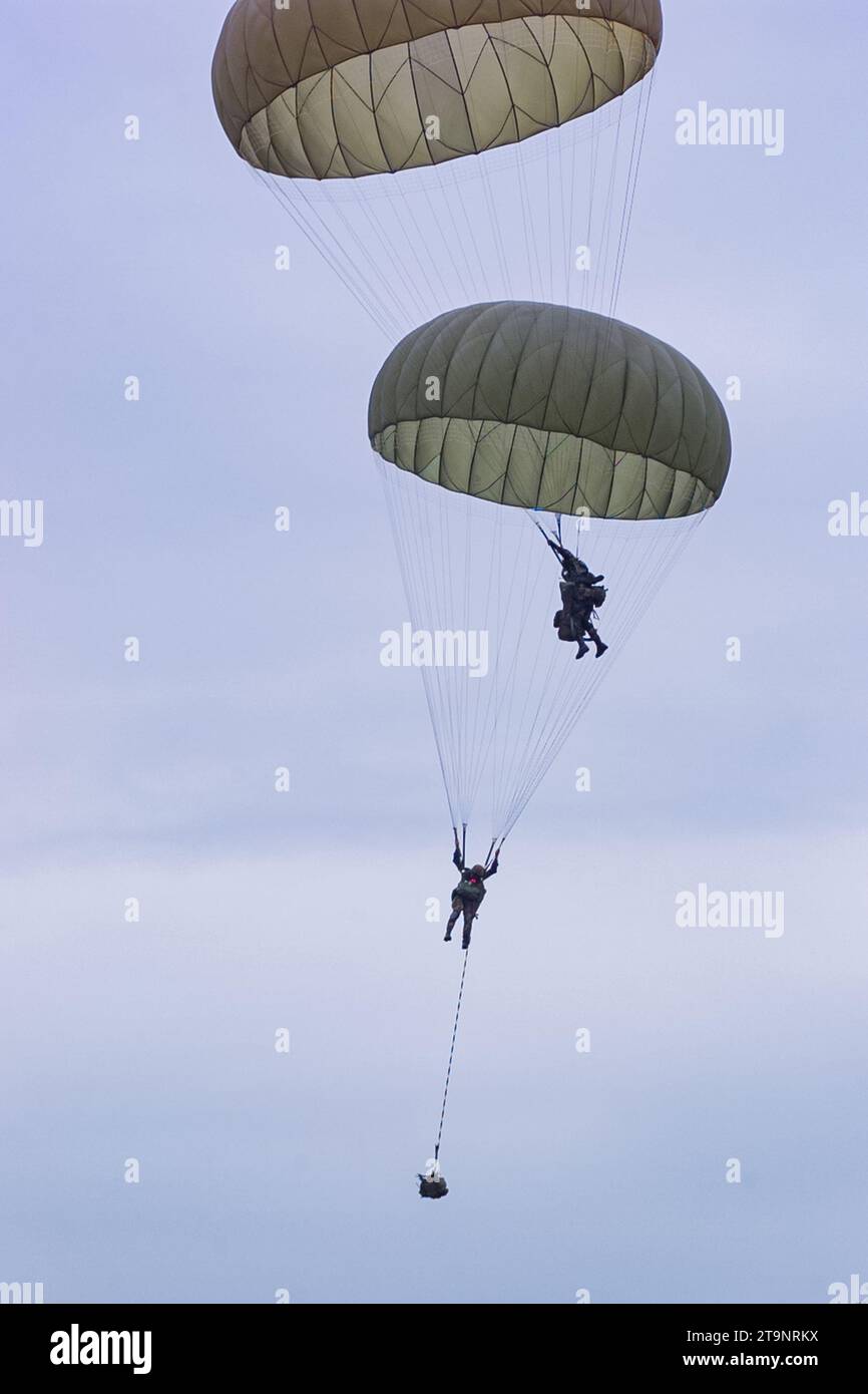 Italian 186th parachute regiment hi-res stock photography and images ...