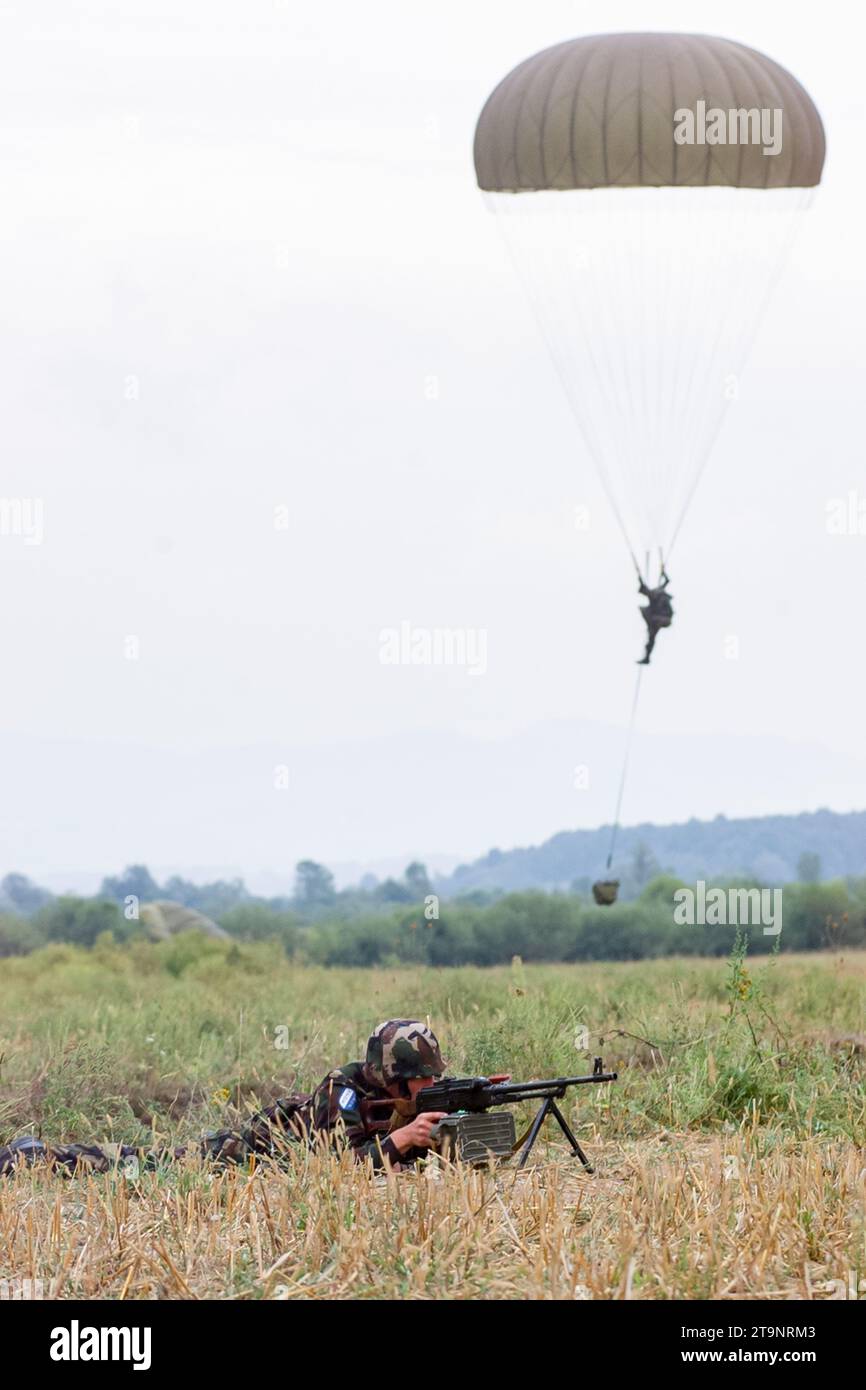 Italian 186th parachute regiment hi-res stock photography and images ...