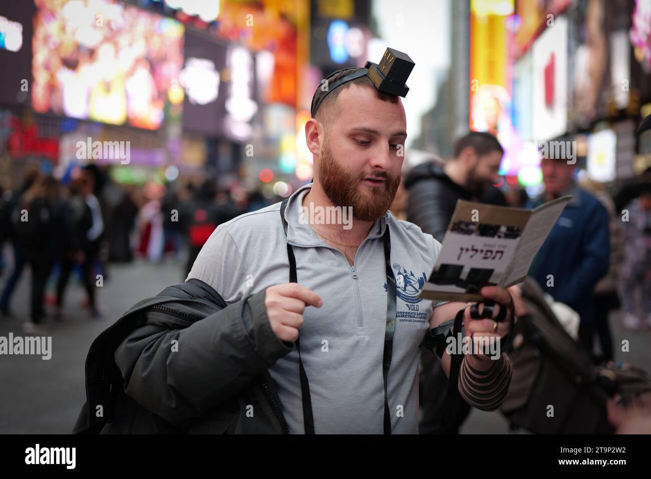 New York, New York, USA. 26th Nov, 2023. This Jewish man was wrapping ...
