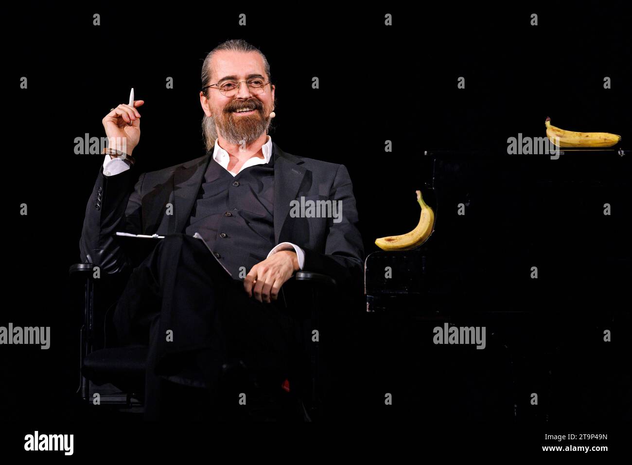 Kabarettist Hagen Rether bei seinem Auftritt im Theater am Tanzbrunnen ...