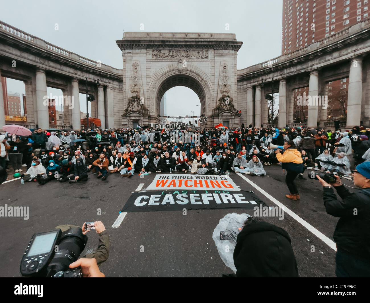 New York, USA, 26th Nov, 2023. A crowd of protesters blocks the road ...