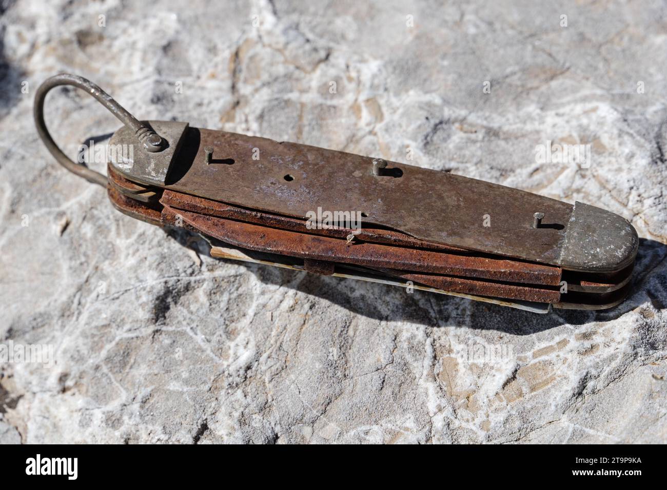 old broken rusty pocket knife sitting on a rock Stock Photo - Alamy