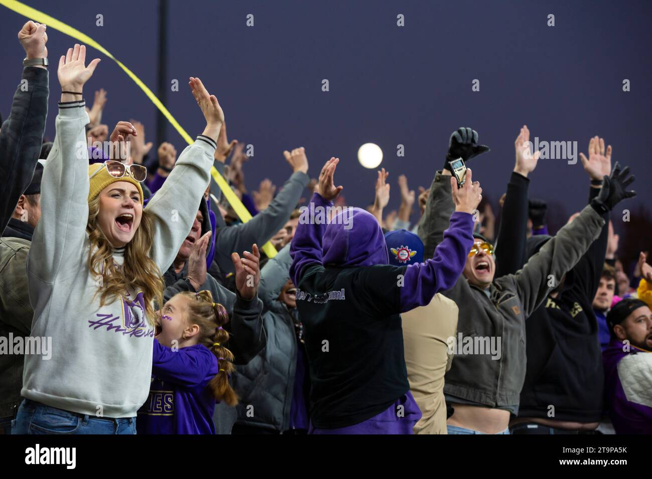 Football fans cheer stadium hi-res stock photography and images - Alamy