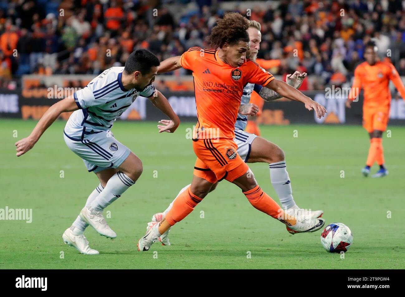 Houston Dynamo midfielder Adalberto Carrasquilla, right front, advances ...