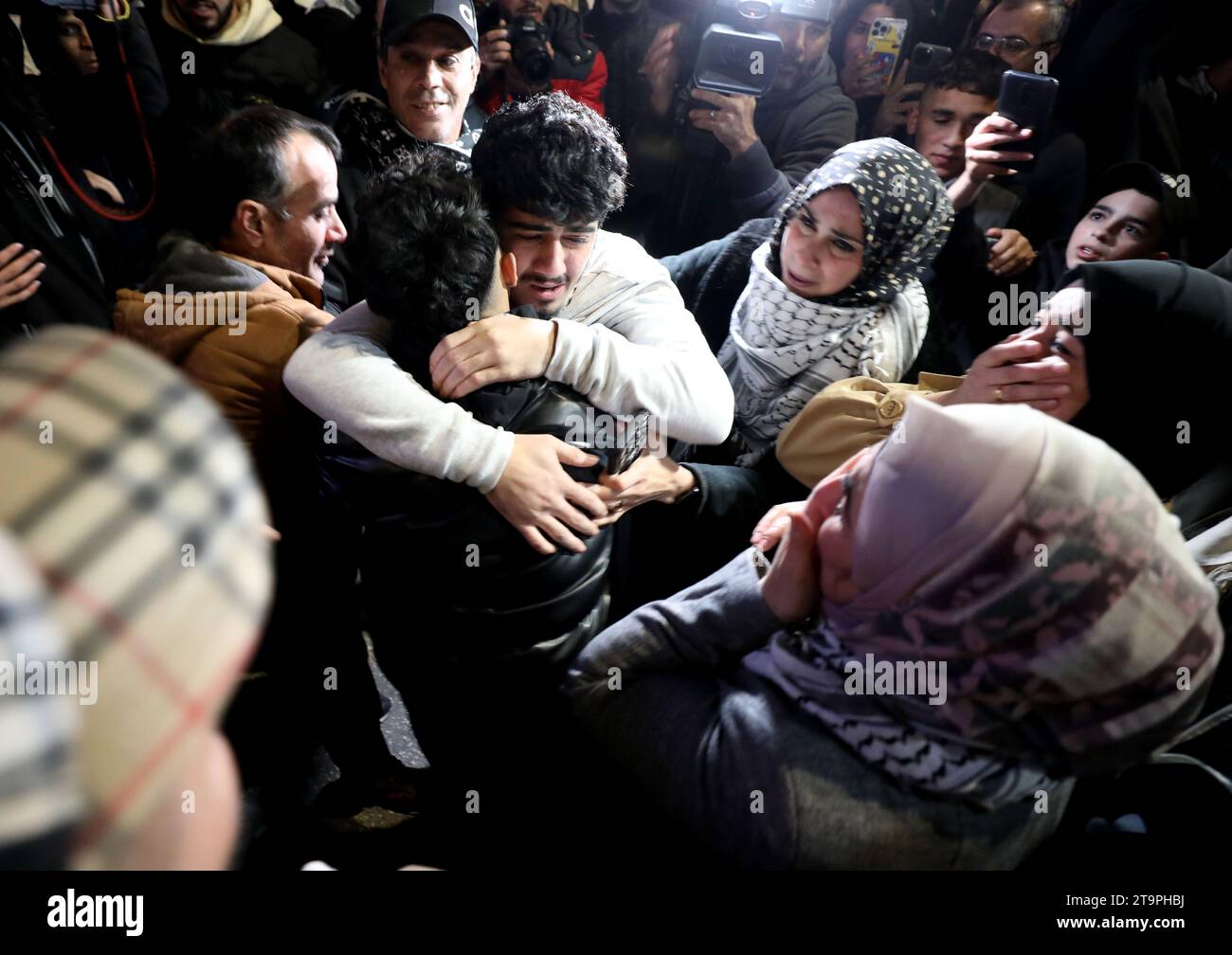 Ramallah. 26th Nov, 2023. A released Palestinian prisoner reunites with ...