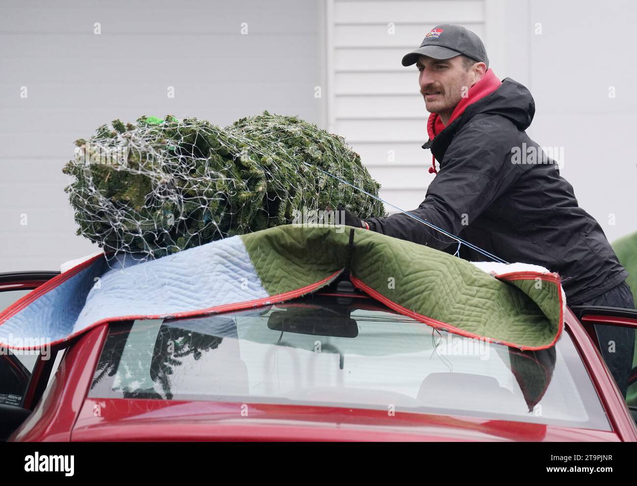 St. Louis, United States. 26th Nov, 2023. Worker Josh Dillon adjusts a ...