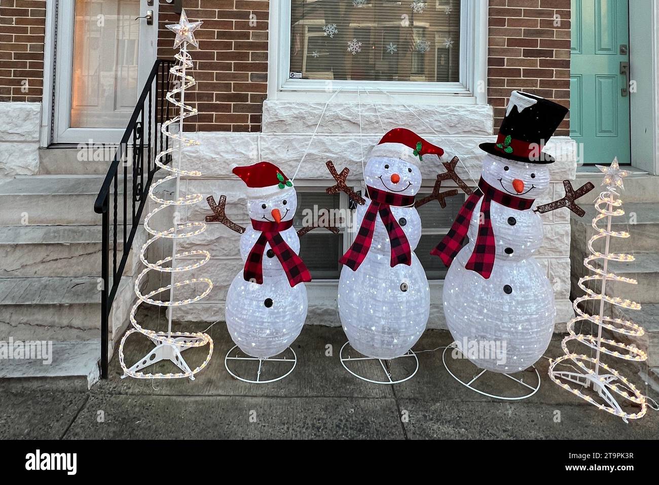 USA. 17th Dec, 2022. Baltimore, MD, USA. A family of Snowpeople between ...