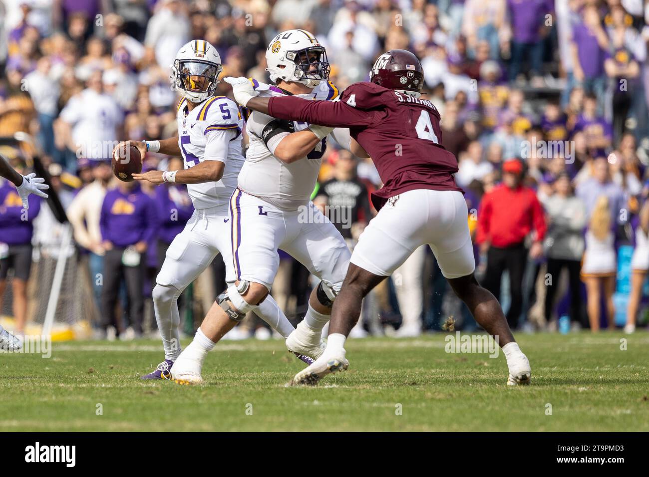 LSU Tigers quarterback Jayden Daniels (5) passes behind the protection ...
