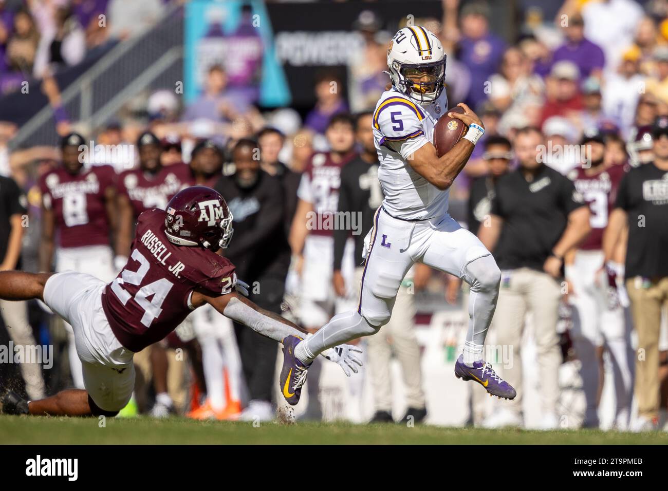LSU Tigers quarterback Jayden Daniels (5) runs past the defense of ...