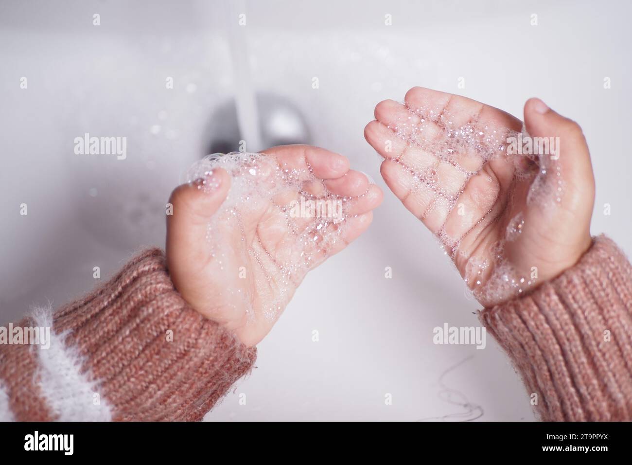 child washing hands with soap Stock Photo - Alamy