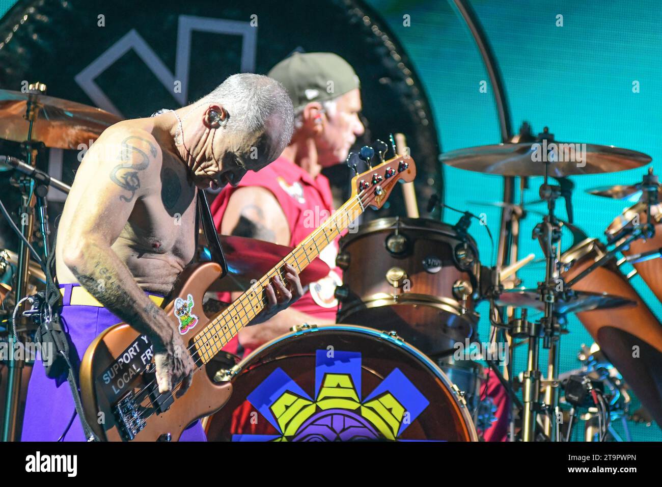 Flea (bass), Chad Smith (drums). Red Hot Chili Peppers. Live in Buenos ...