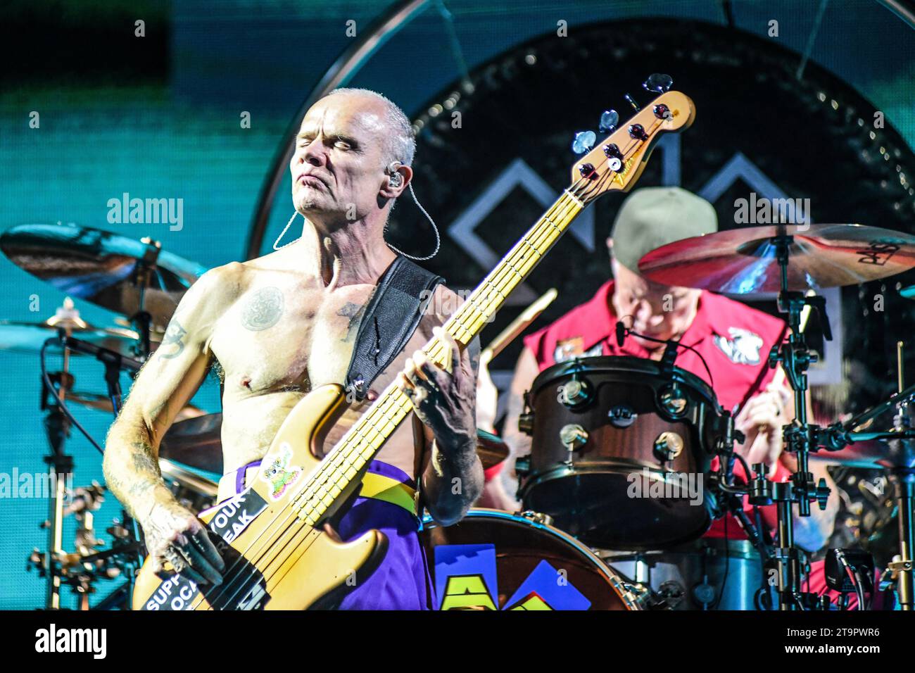 Flea (bass), Chad Smith (drums). Red Hot Chili Peppers. Live in Buenos ...