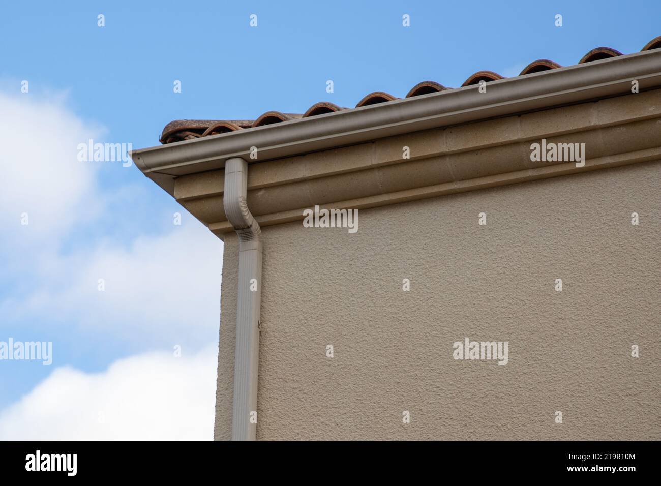 Beige aluminium gutter system in new modern corner house facade Stock ...