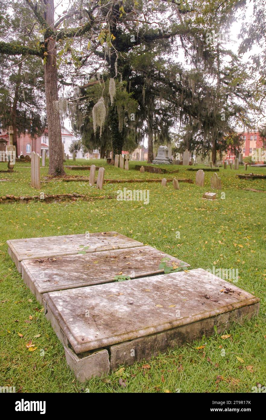 The Cedar Grove Cemetery, New Bern, North Carolina Stock Photo - Alamy