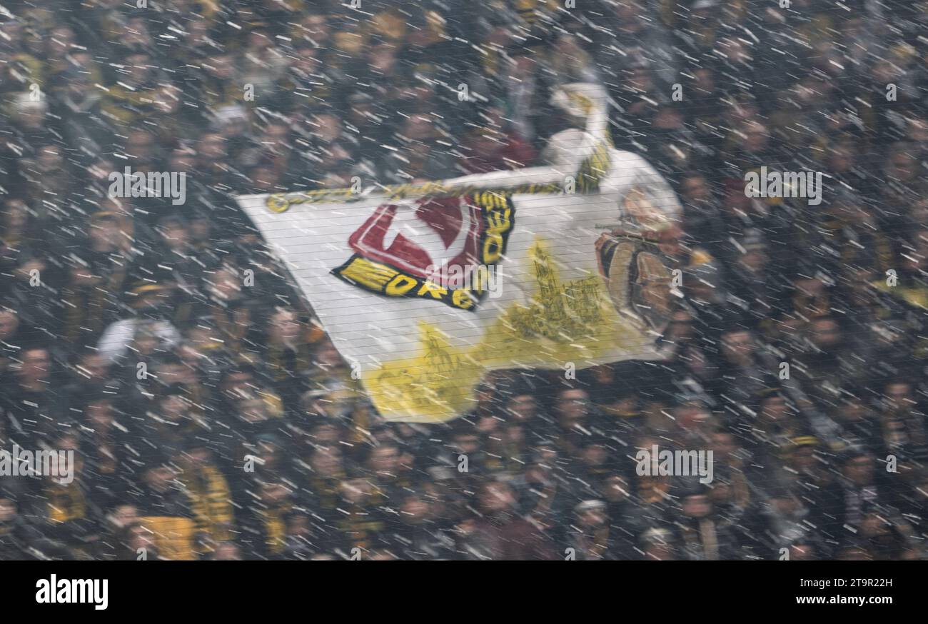 Dresden, Germany. 26th Nov, 2023. Soccer: 3rd division, SG Dynamo ...