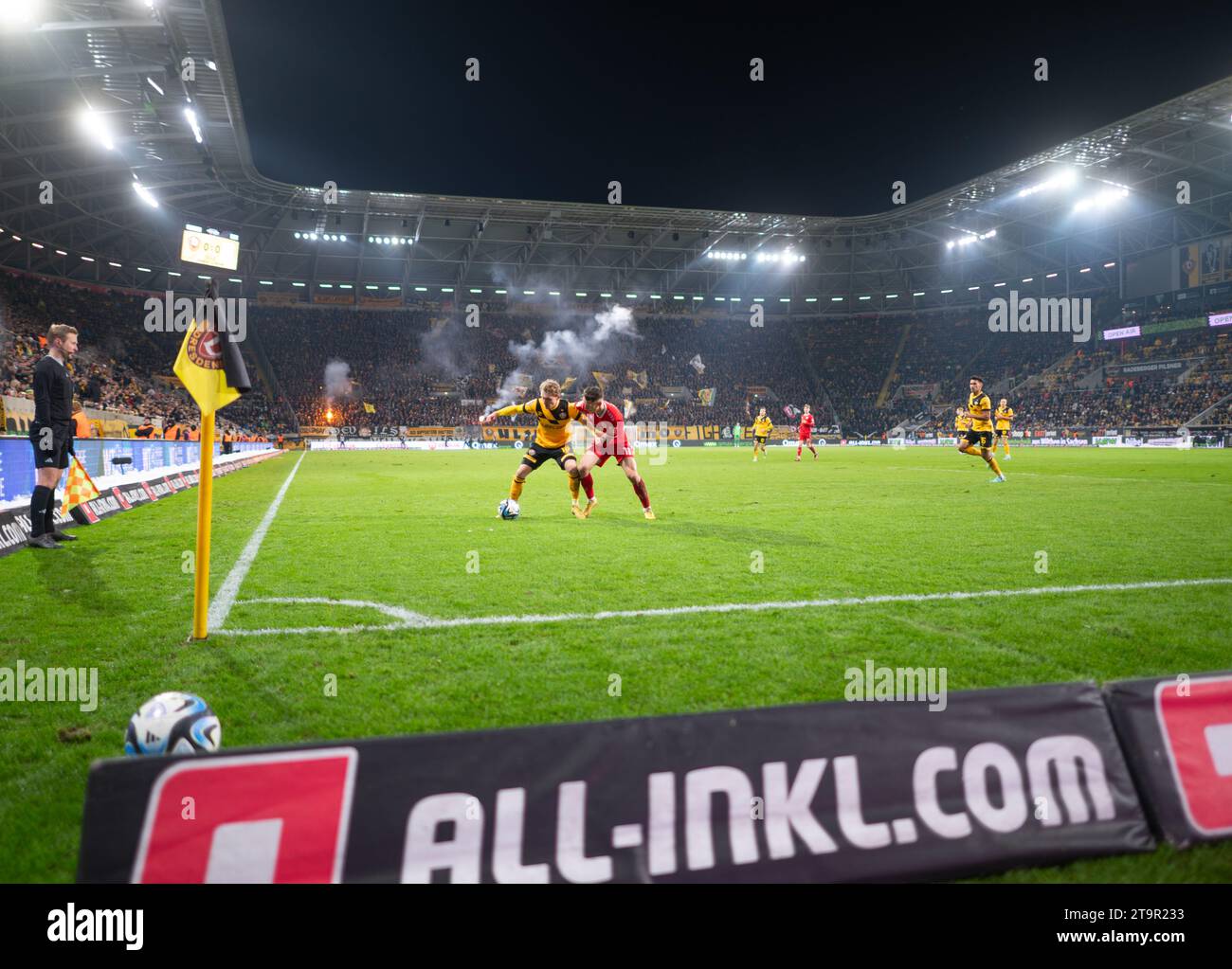 Dresden, Germany. 26th Nov, 2023. Soccer: 3rd division, SG Dynamo ...