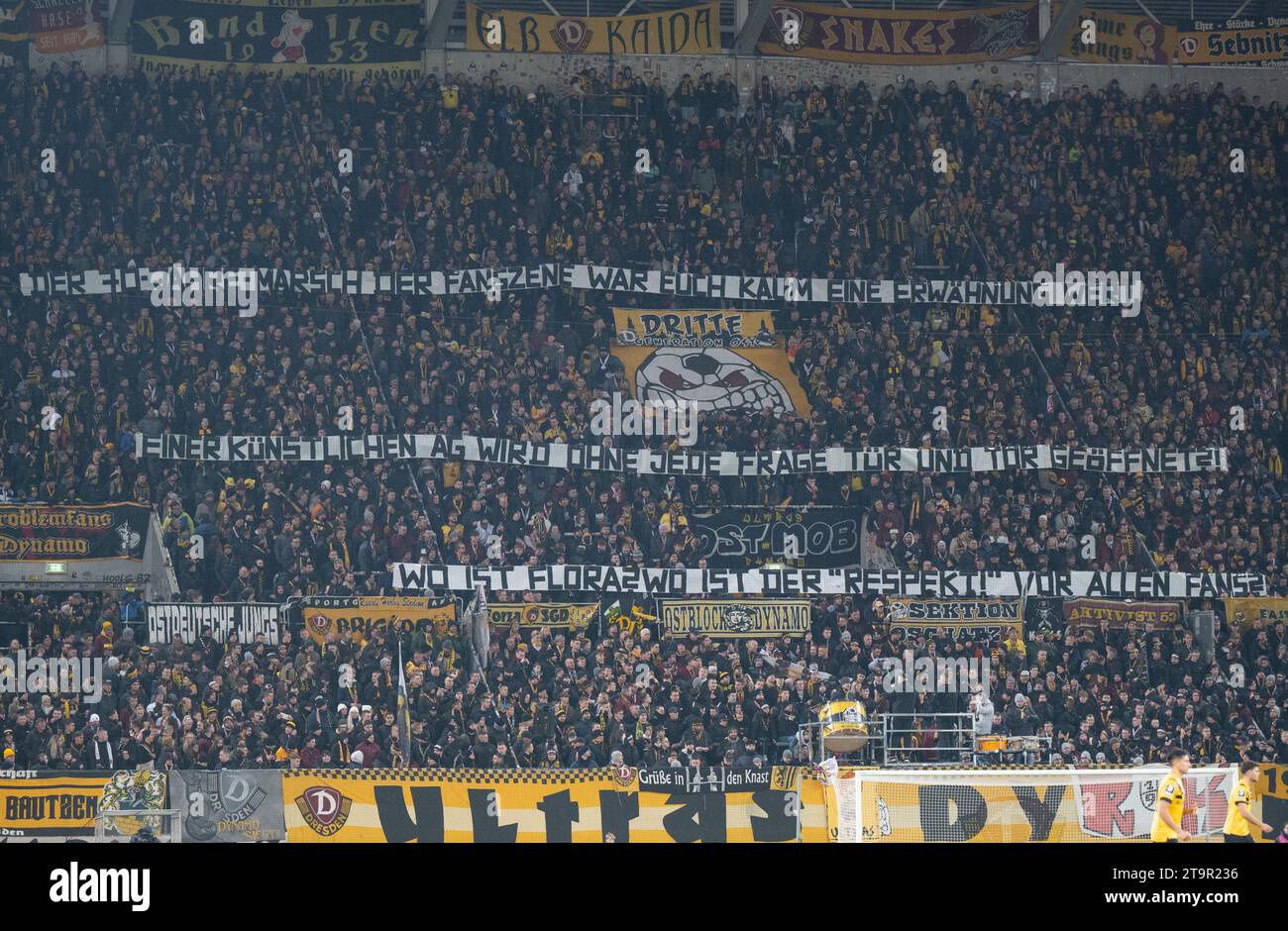 Dresden, Germany. 26th Nov, 2023. Soccer: 3rd division, SG Dynamo ...