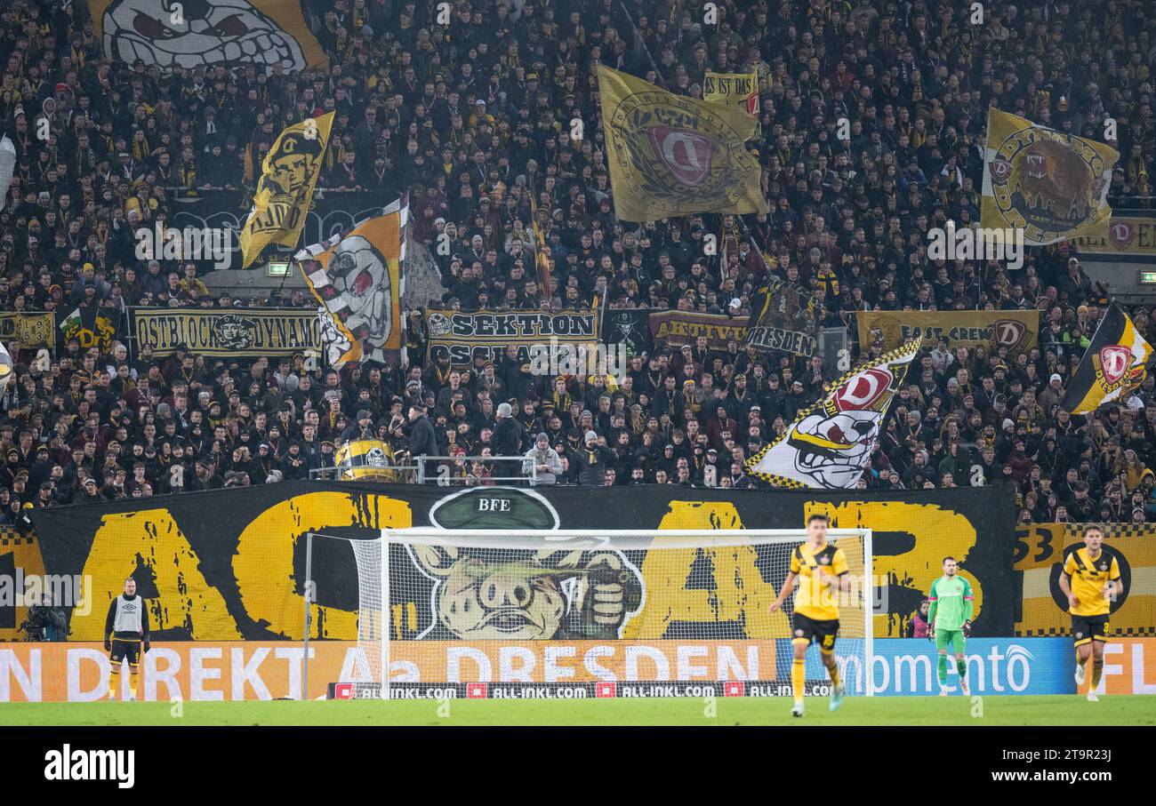 Dresden, Germany. 26th Nov, 2023. Soccer: 3rd division, SG Dynamo ...