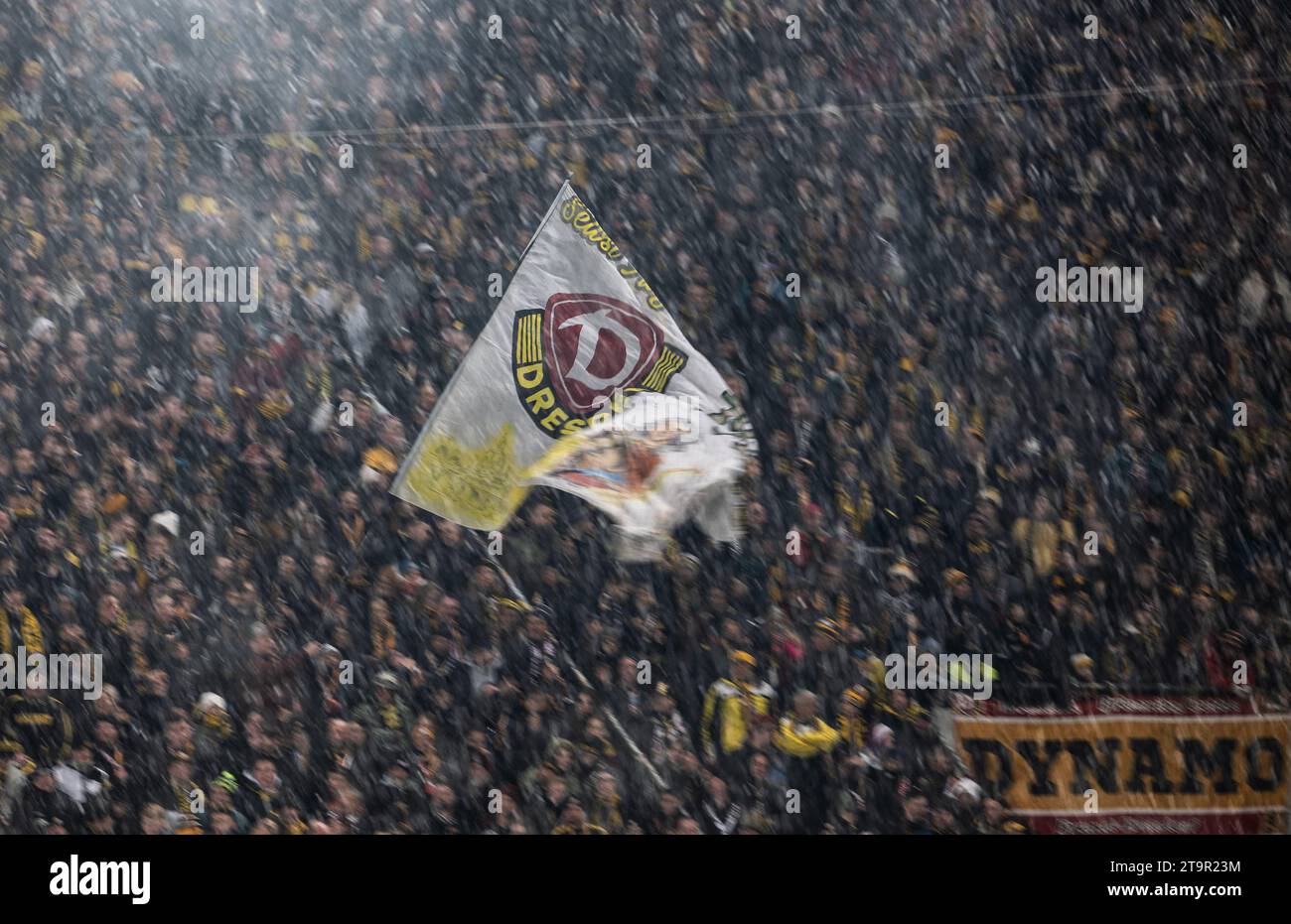 Dresden, Germany. 26th Nov, 2023. Soccer: 3rd division, SG Dynamo ...