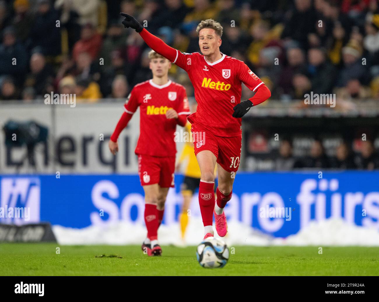 Dresden, Germany. 26th Nov, 2023. Soccer: 3rd division, SG Dynamo ...