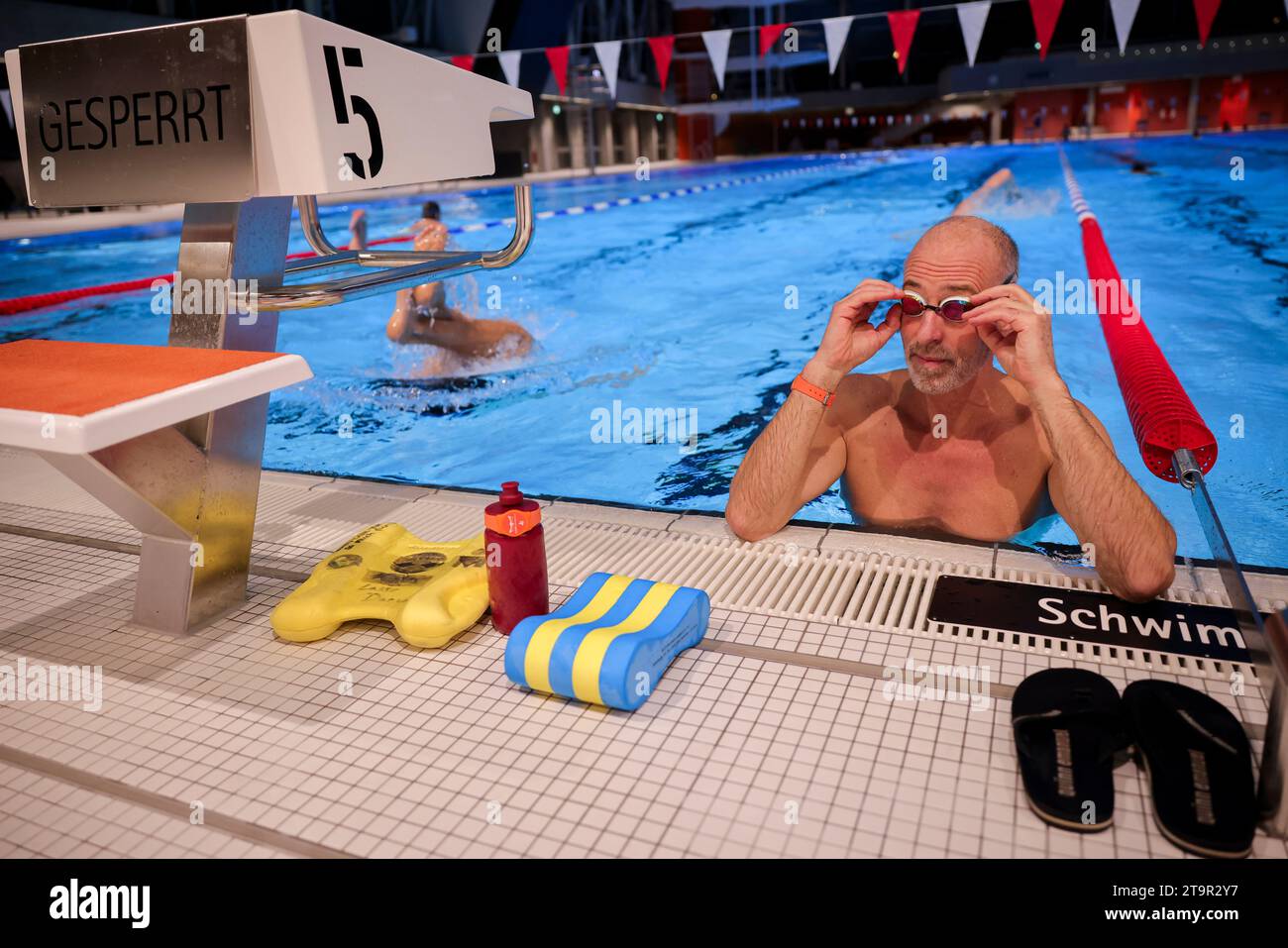 Hamburg, Germany. 27th Nov, 2023. Early swimmer Sebastian Jung and ...