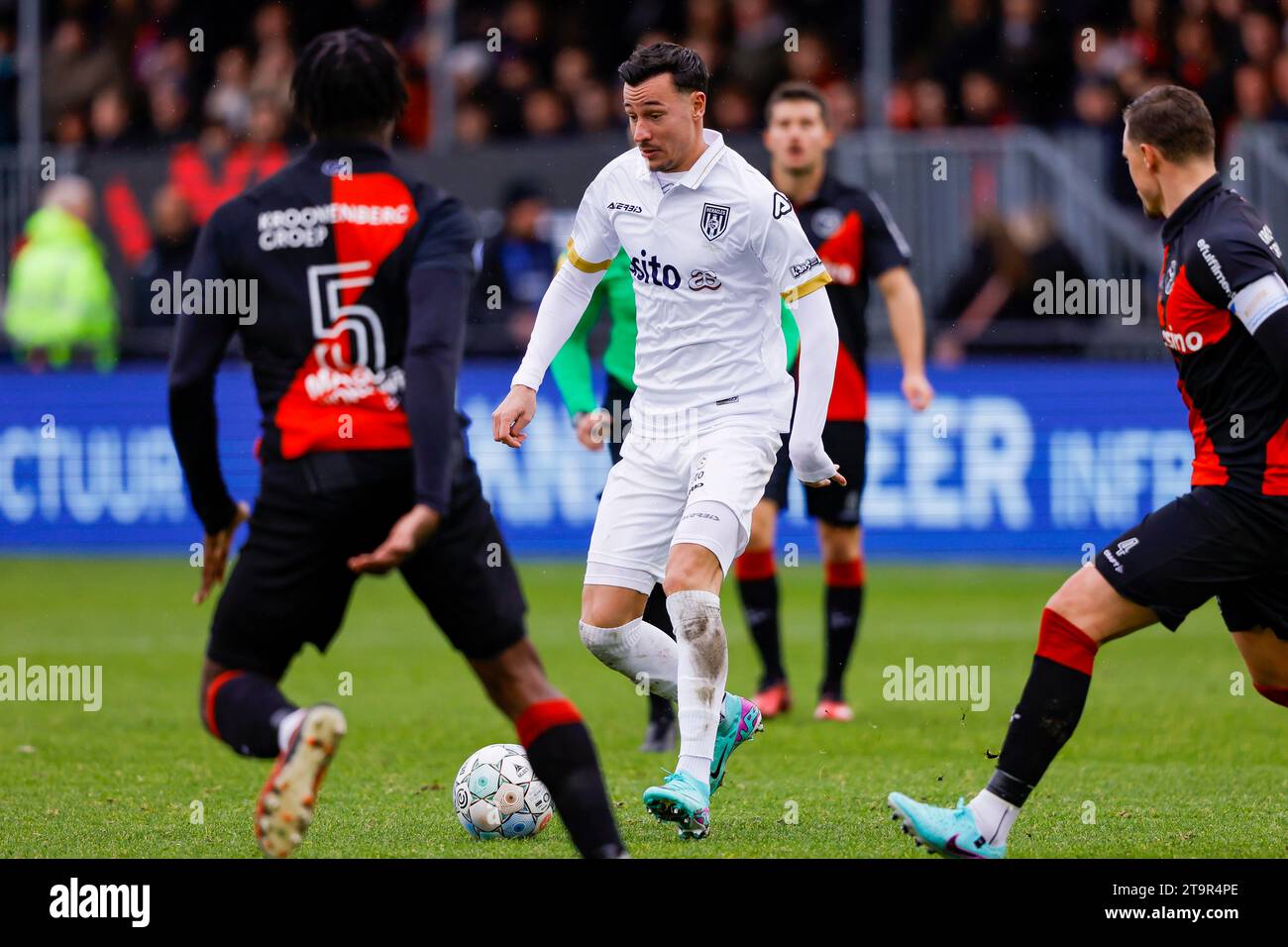 ALMERE, NETHERLANDS - NOVEMBER 26: Mario Engels (Heracles Almelo ...
