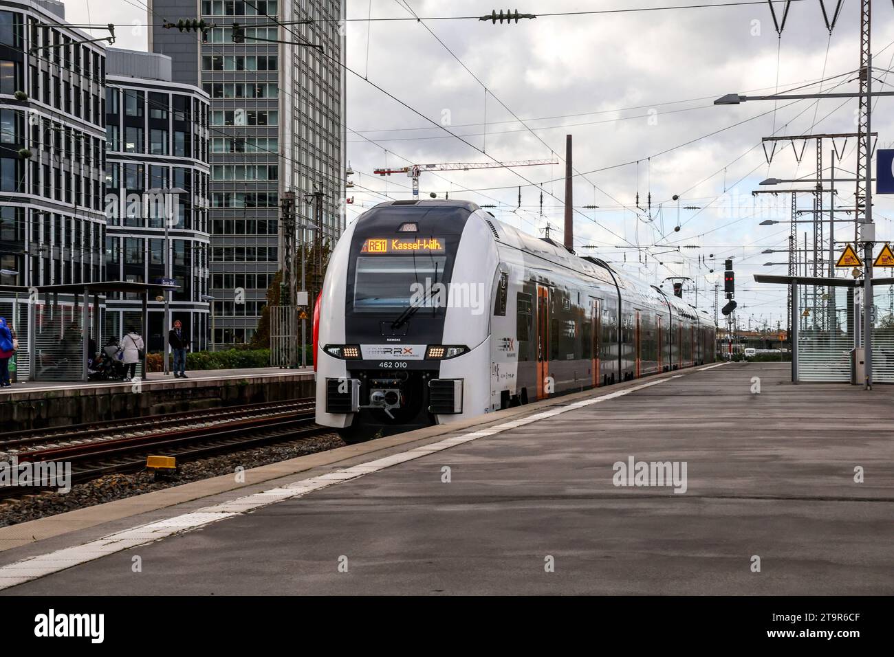 Eisenbahnverkehr in Essen Hauptbahnhof - RRX, Rhein-Ruhr-Express, Rhein ...