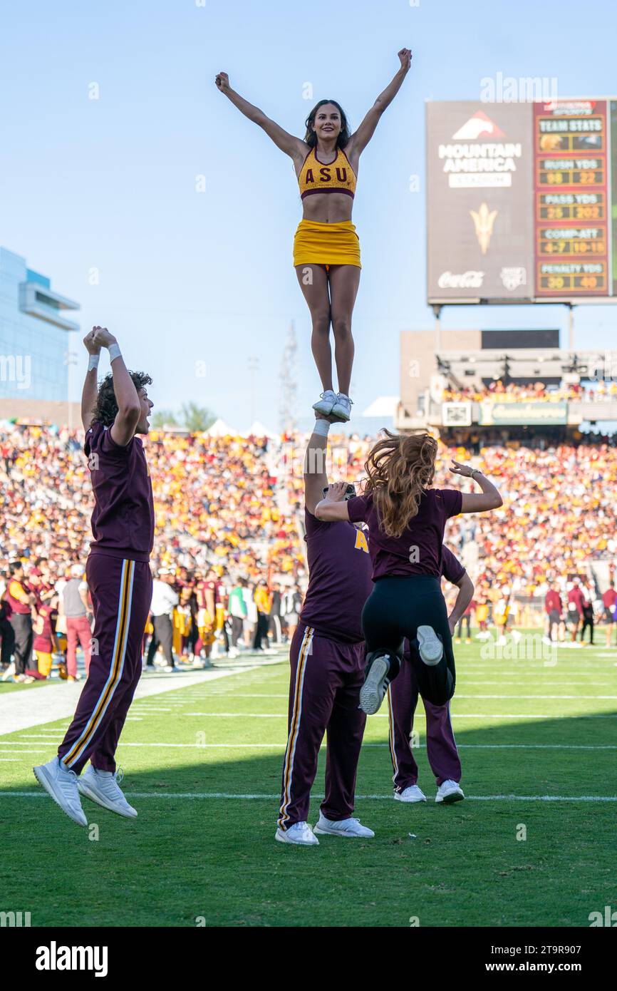 Cheerleader team standing in hi-res stock photography and images - Alamy