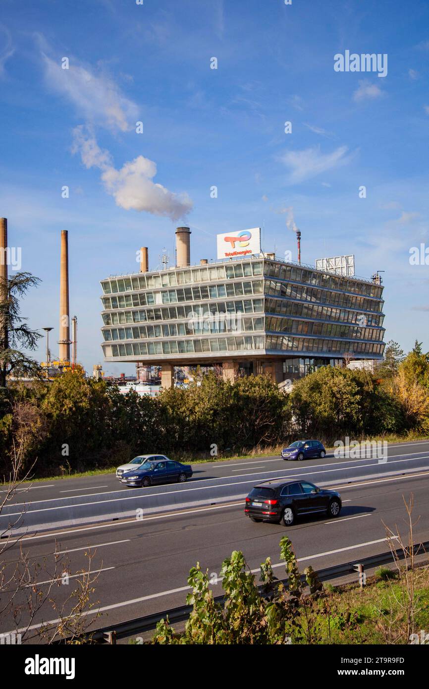 Feyzin, France. 26th Nov, 2023. Total Energie refinery in the Chemical ...
