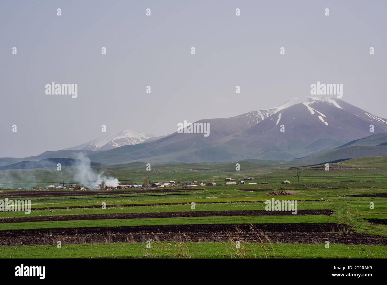 Dorf und Ackerland auf dem Javakheti Plateau, hinten der Berg Didi ...