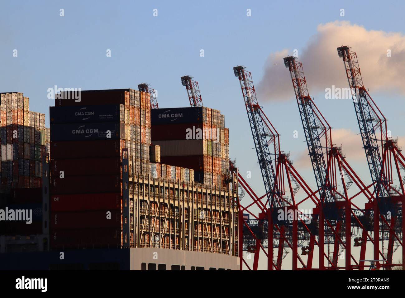 Feature Hamburger Hafen: Container an Deck eines Frachtschiffes ...